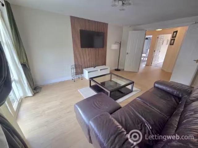 Property to rent in Balmoral Square, Great Wstern Road, City.