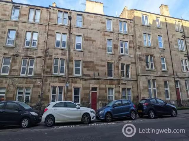 Property to rent in Caledonian Crescent