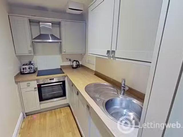 Property to rent in Caledonian Place, Edinburgh, EH11