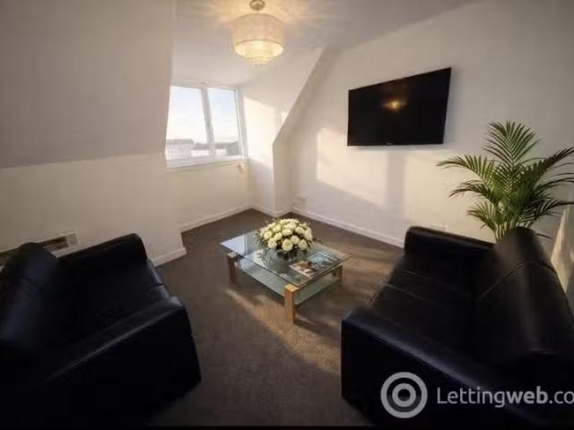 Property to rent in Hilltown, Dundee