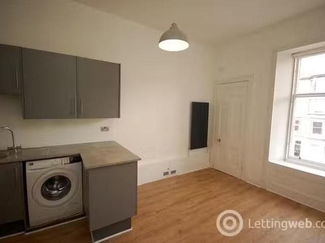 Property to rent in Hillside Street