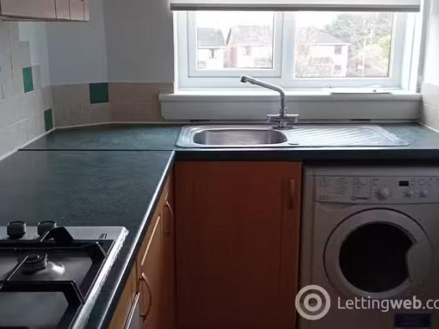Property to rent in Howth Drive