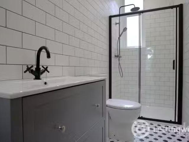 Property to rent in Links Place