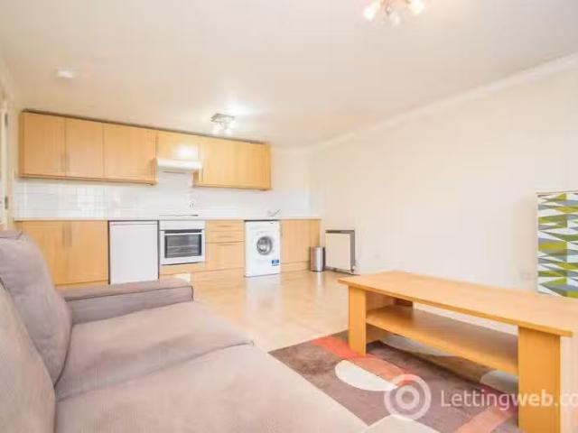 Property to rent in St Patricks Square, Edinburgh, EH8 9EZ