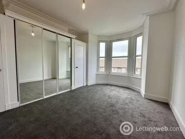 Property to rent in Second Floor Flat Left, 238 Victoria Road.
