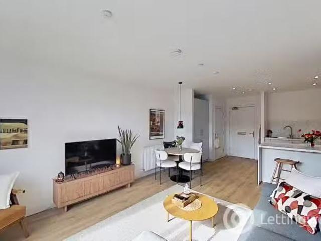 Property to rent in Temple Park Crescent, Edinburgh, Midlothia.