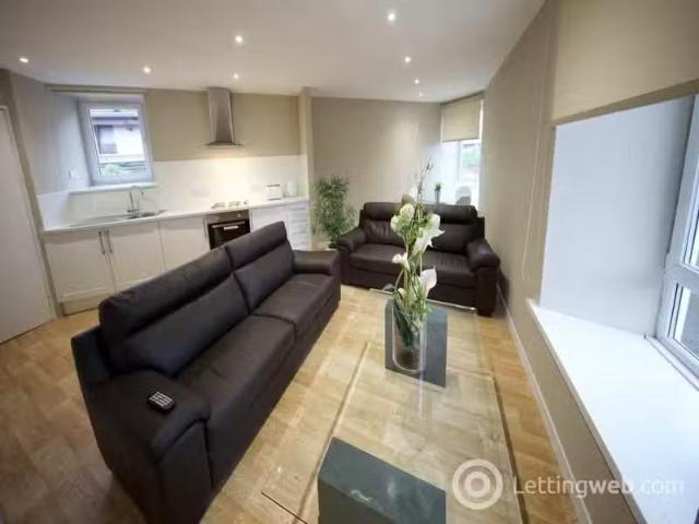 Property to rent in 1/R