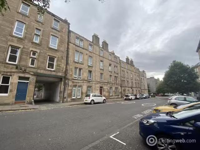 Property to rent in 91/17 3F1 Albert Street, Edinburgh, EH7.