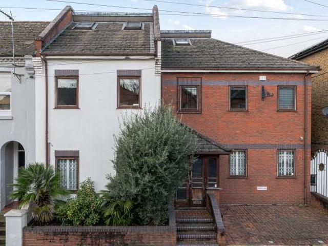 Property for sale in Park Street, Slough, SL1