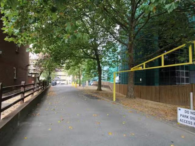 Property for rent in Parking Space Available, CR0