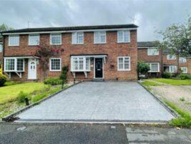 Property & Houses For Sale: Blackstone Close Farnborough, Hamp.