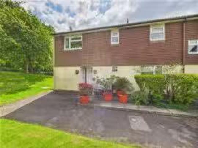 Property & Houses For Sale: Quetta Park, Church Crookham, Fleet