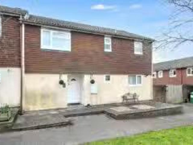 Property & Houses For Sale: Quetta Park, Church Crookham, Fleet