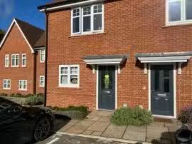 Property & Houses to Rent: The Hedgerows, Crookham Village, Fl.