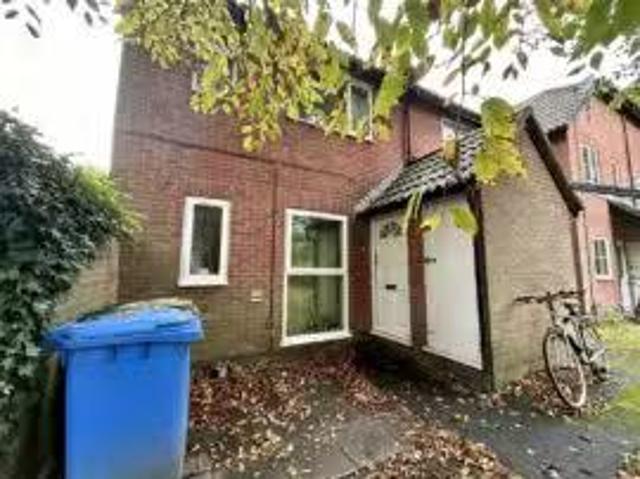 Property & Houses to Rent: Vesey Close, Farnborough