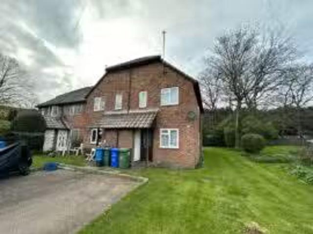 Property & Houses to Rent: Vesey Close, Farnborough, Hampshire