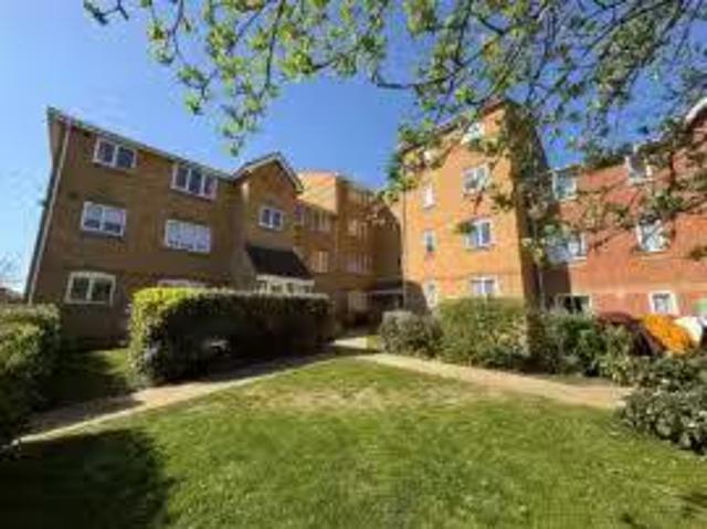 Property & Houses to Rent: Ascot Court, Aldershot, Hampshire