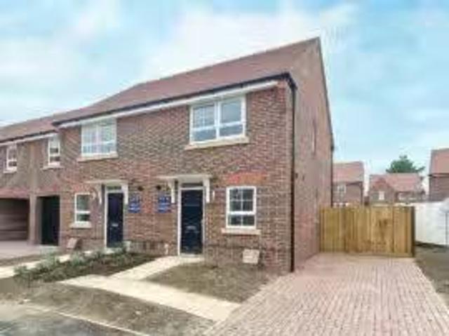 Property & Houses to Rent: Blackburne Way, Tongham, Farnham