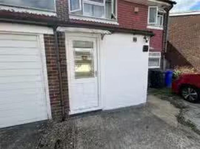 Property & Houses to Rent: Cedar Avenue, Blackwater, Camberley