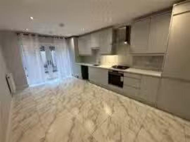 Property & Houses to Rent: Crescent Drive, Aldershot, Hampshire