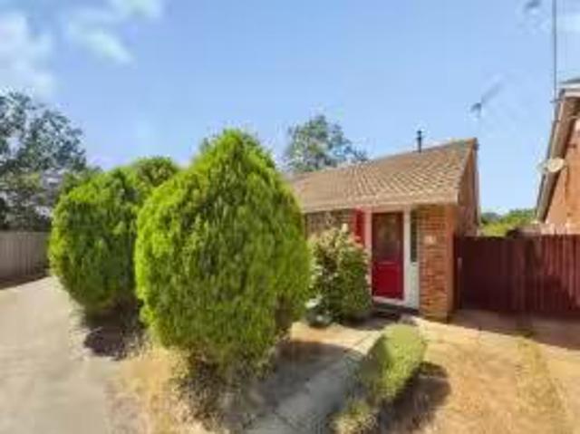 Property & Houses to Rent: Darvel Close, Woking, Surrey