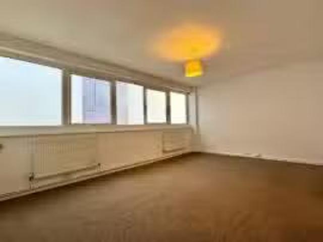 Property & Houses to Rent: Eastmead, Farnborough, Hampshire