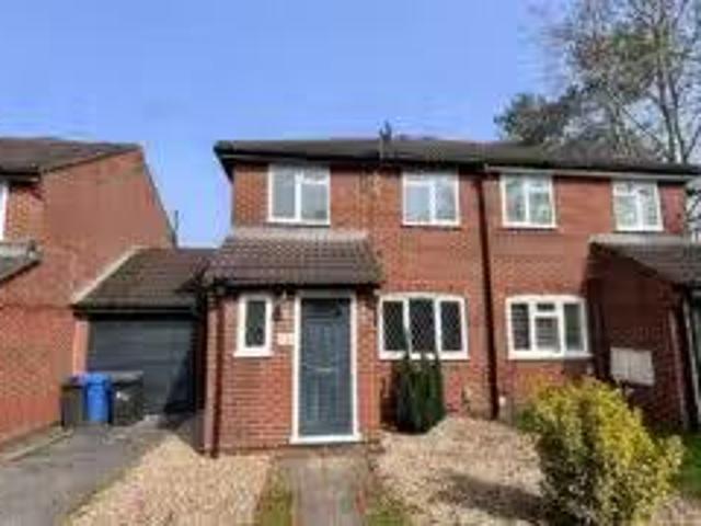 Property & Houses to Rent: Galloway Close, Fleet, Hampshire