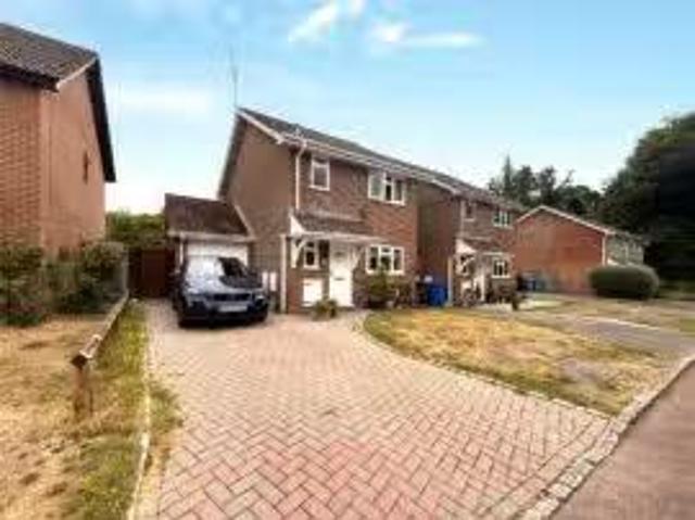 Property & Houses to Rent: Hunts Close, Hook, Hampshire
