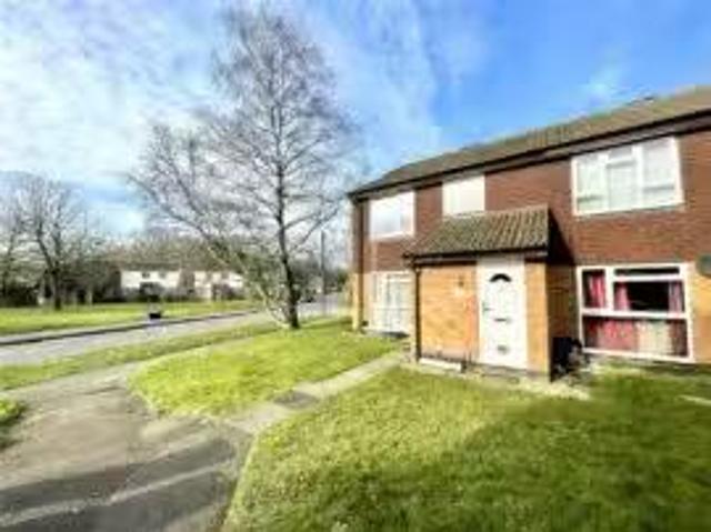 Property & Houses to Rent: Pinewood Park, Farnborough, Hampshire
