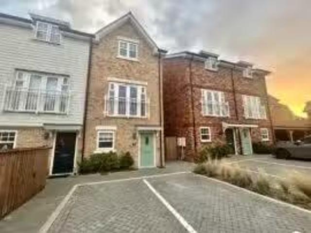 Property & Houses to Rent: Spindle Avenue, Fleet, Hampshire