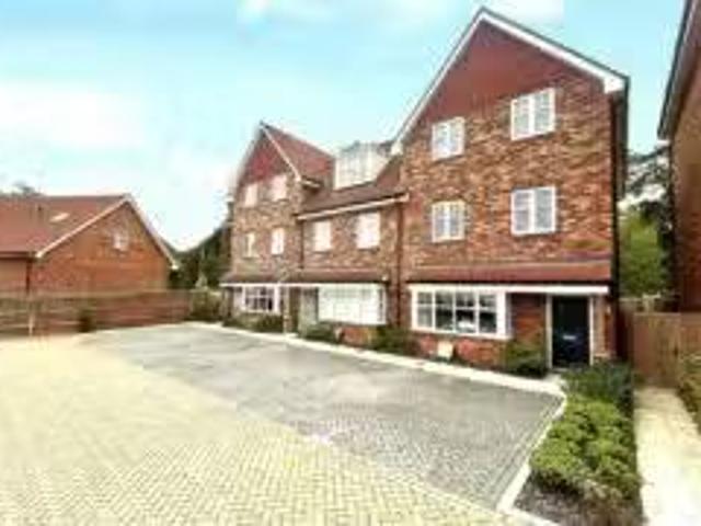 Property & Houses to Rent: Sweet Chestnut Close, Fleet, Hampsh.
