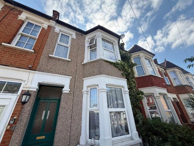 Property in Aberdeen Road, Wealdstone, HA3