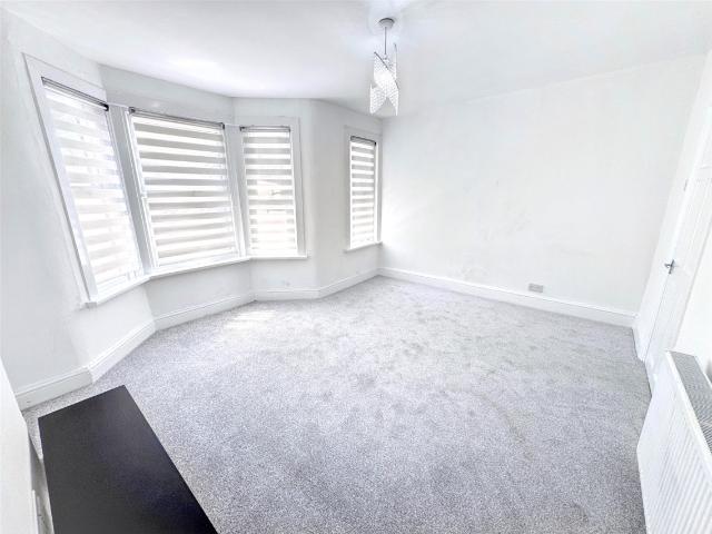 Property in Harcourt Road, Stratford, E15:1 room apartment to let in Harcourt Road, Stratford, E15
