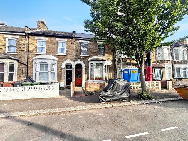 Property in Leslie Road, Leytonstone, E11:4 room apartment to let in Leslie Road, Leytonstone, E11
