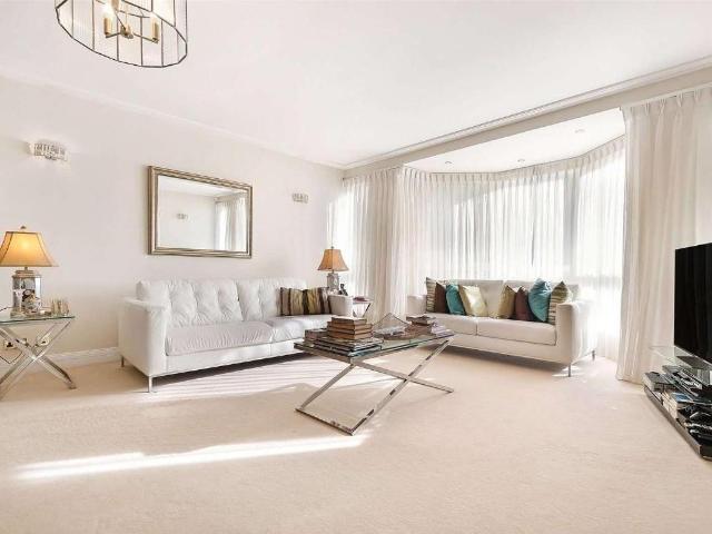 Property in London, NW8 6DW