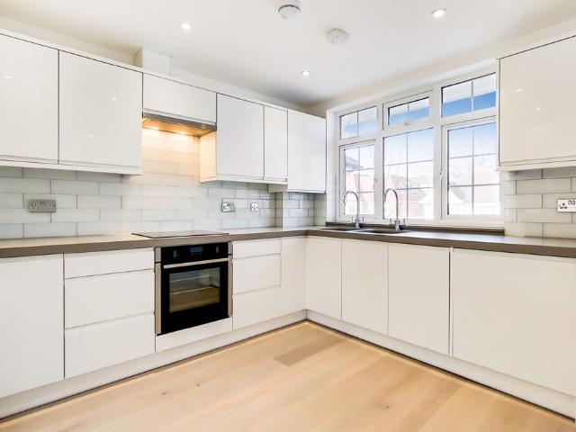 Property in Ravenscroft Avenue, London, NW11 8BH