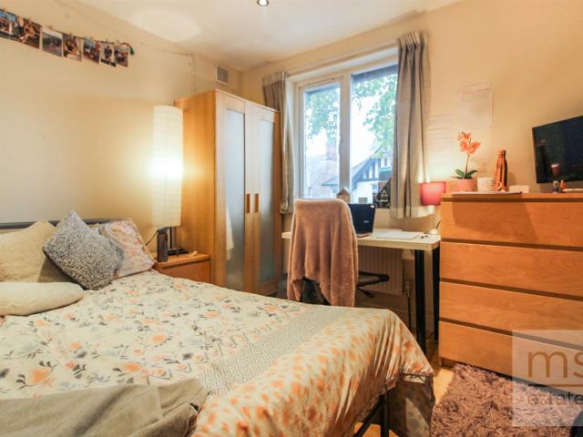 Property in Rolleston Drive, Lenton, Nottingham, NG7 1JU