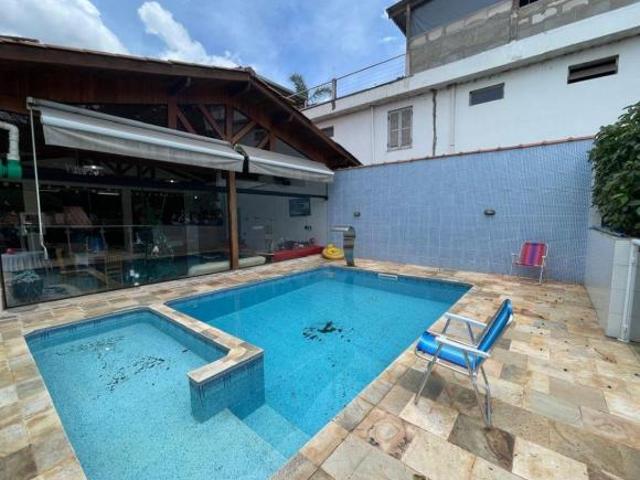 Propriedade com 3 casas grandes, área de lazer com salão de jogos e churrasqueira