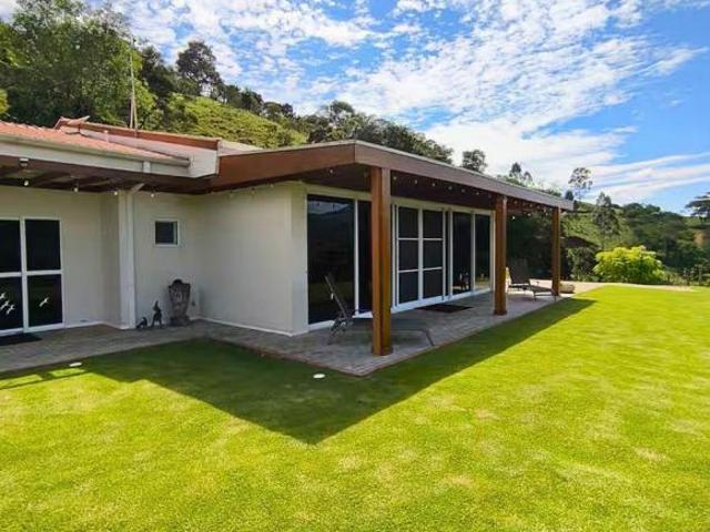 Propriedade Exclusiva com 25.000 m², Três Casas e Vista Permanente para a Pedra do Baú