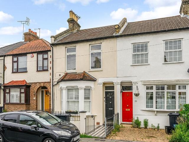 Prospect Road, Woodford Green IG8, 2 bed flat to rent, £1,900 pcm | PrimeLocation