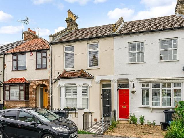 Prospect Road, Woodford Green 2 bed flat to rent £1,900 pcm £438 pw