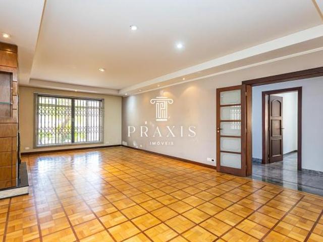 Praxis Imóveis vende ampla casa com 474m² no Bairr