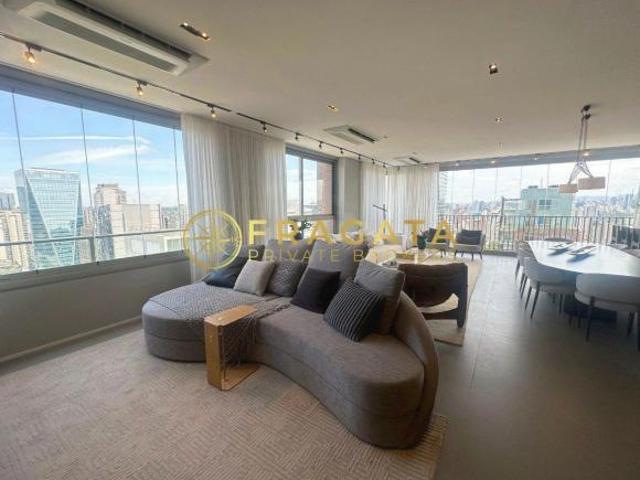 Praça Lindenberg Clodomiro, Itaim, 3 suítes, 3 vagas, 192m²