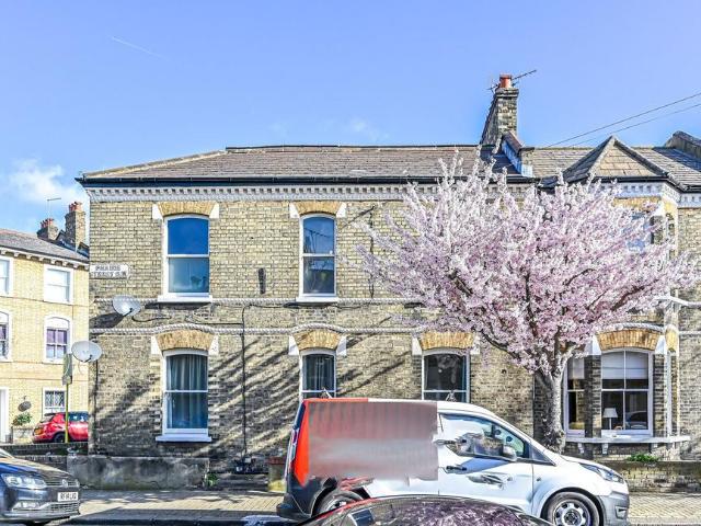 Prairie Street, SW8, Battersea. 2 bed flat to rent £2,701 pcm £623 pw