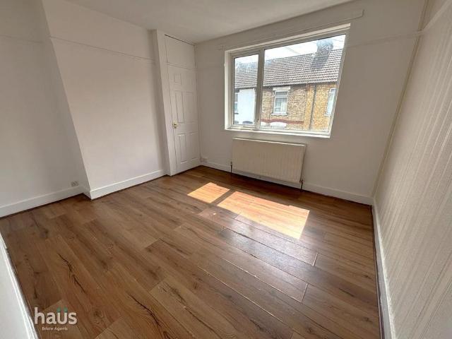 Pretoria Road, Gillingham, ME7 3 bed terraced house to rent £1,325 pcm £306 pw
