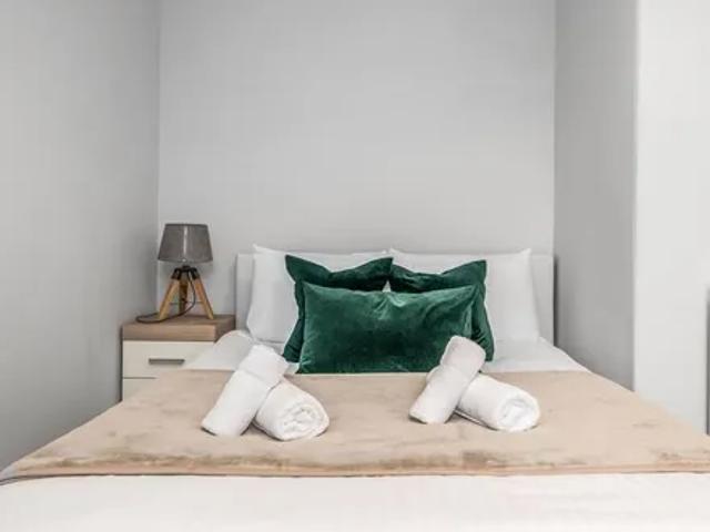 Pretty Woman, 12 London Road, Hillside, City of Edinburgh, EH7 5SU, United Kingdom | 1 bed apartment for rent #118363548 | Rentberry