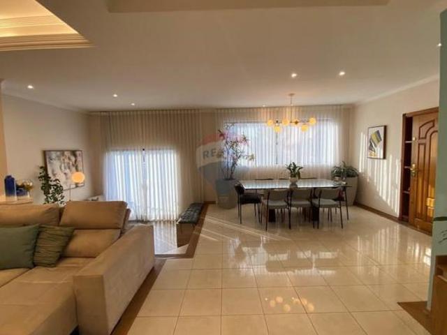 PREÇO REDUZIDO! Luxuosa Casa em Macedo, Grs com 2 aptos independentes 230m²
