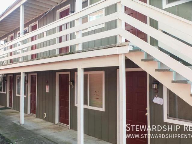 Pre Leasing for Fall Located 1/2 block from Campus!