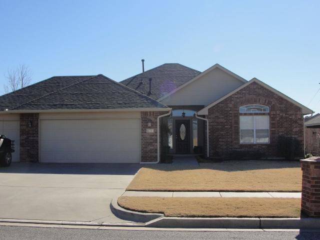 PRE LEASING for SUMMER/FALL 2025! 3 bedroom 2 bath 3 car garage home close to campus!