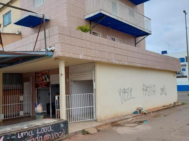 PRÉDIO / 2 APARTAMENTOS OCUPADOS + DUAS LOJAS / DOCUMENTAÇÃO EM DIA